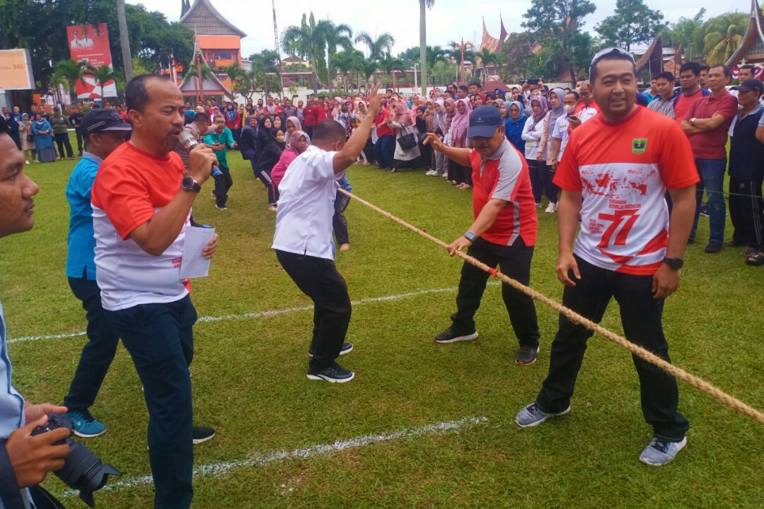 Bang Ery Teriak Beri Semangat Biro ADPIM Lomba Tarik Tambang - Iwo Sumbar