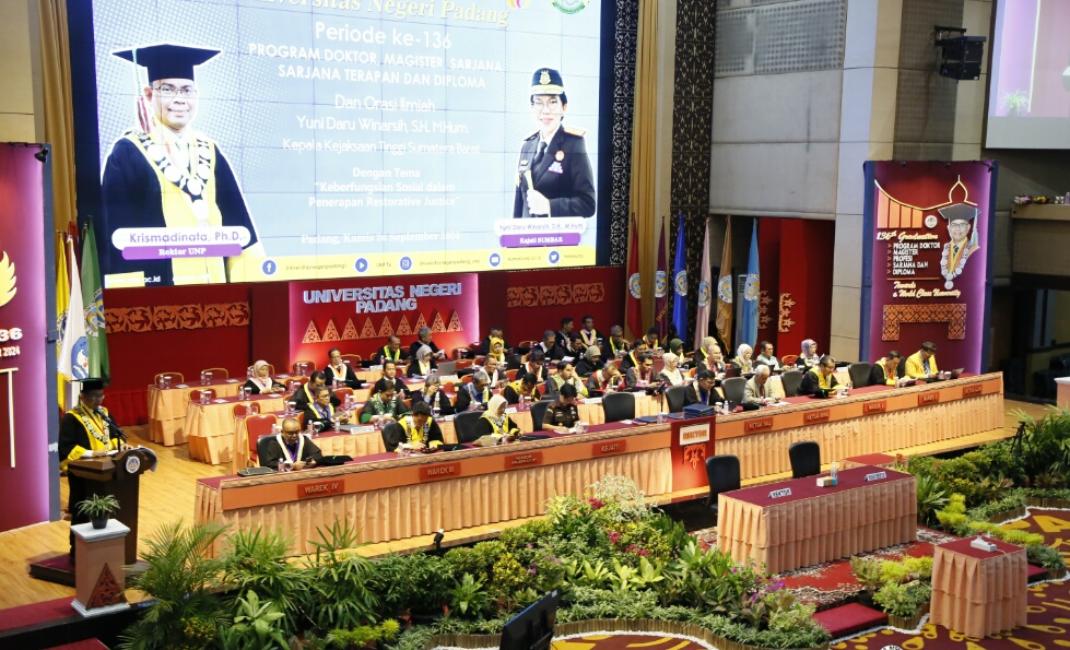 Wisuda UNP ke-136: Rektor: Wisudawan Ciptakan Lapangan Kerja - Iwo Sumbar